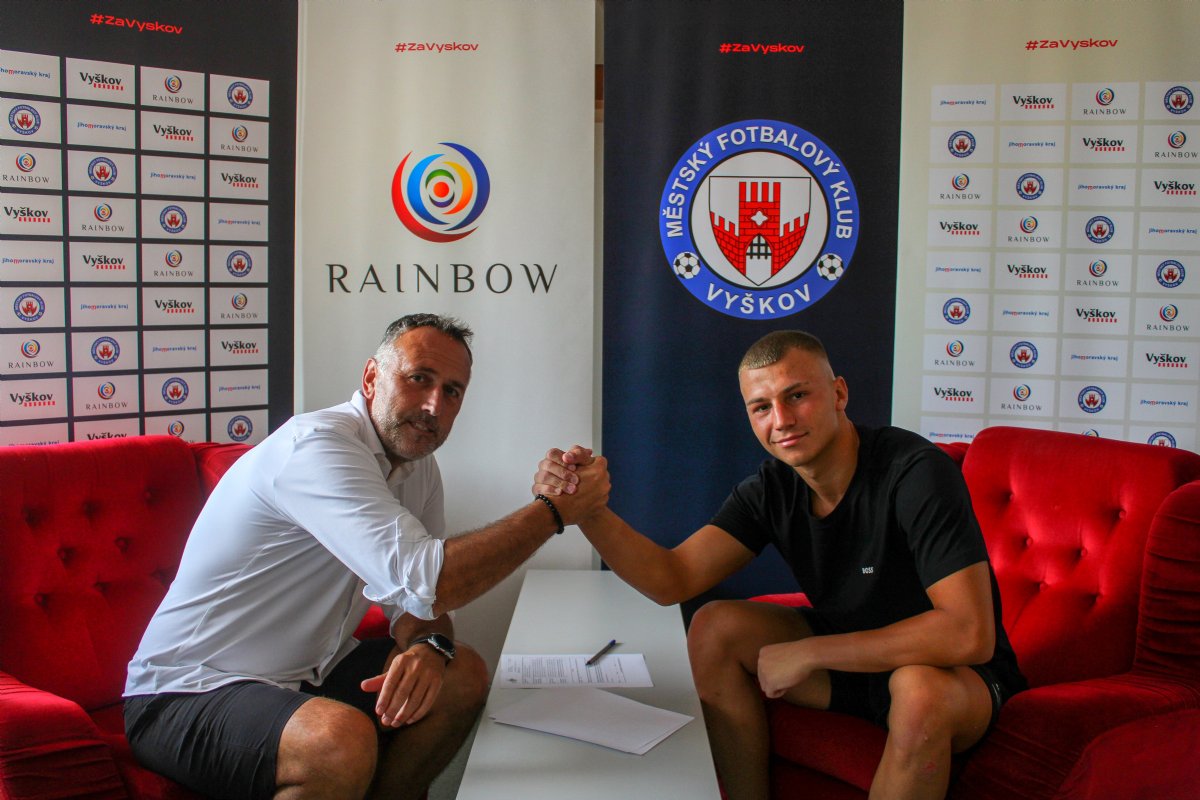 Posila obranné fáze hry, přichází gólman Jiří Borek a obránce Adam ...